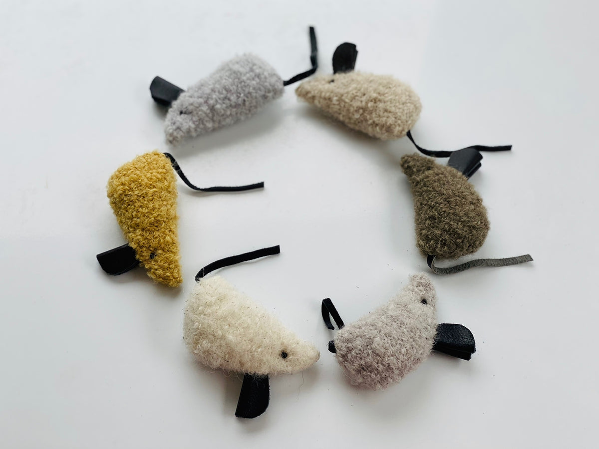 Crinkle Mouse Cat Toy – Red Door Alpaca Farm